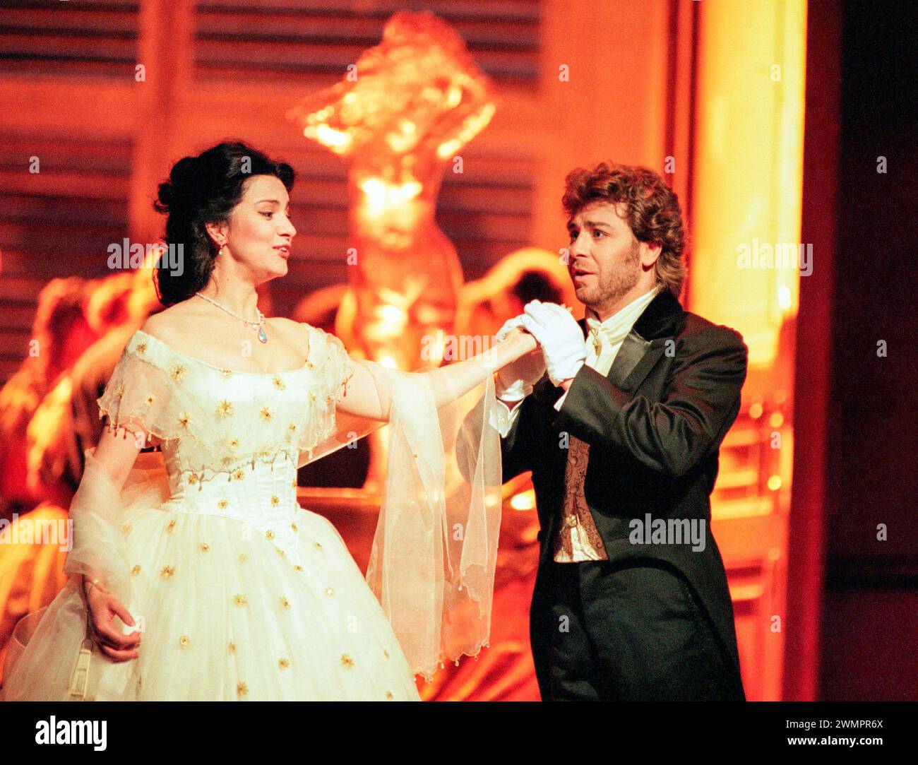 Angela Gheorghiu (Violetta Valery), Roberto Alagna (Alfredo Germont) in ...