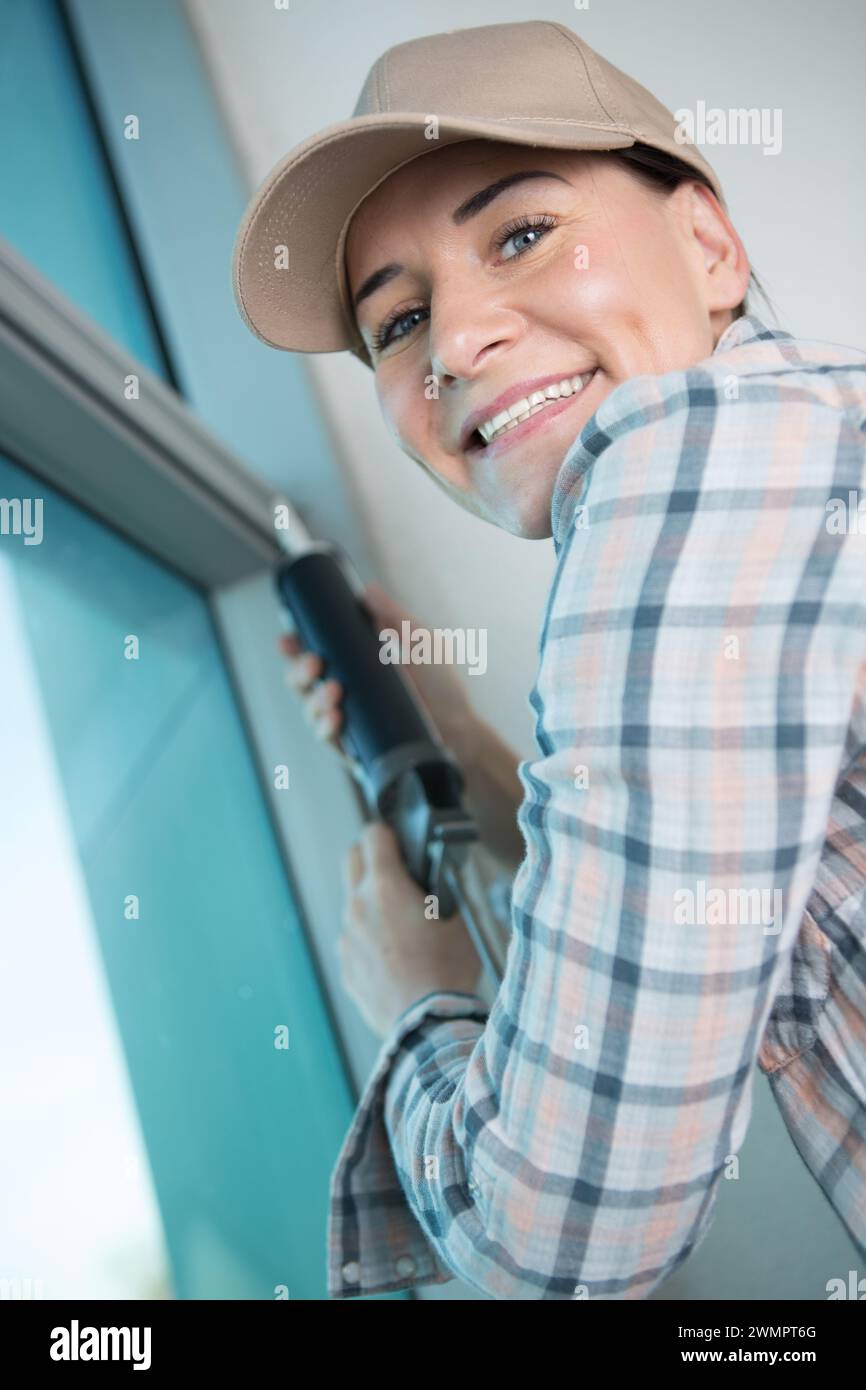 Handyman using caulking gun caulk hi-res stock photography and images - Alamy