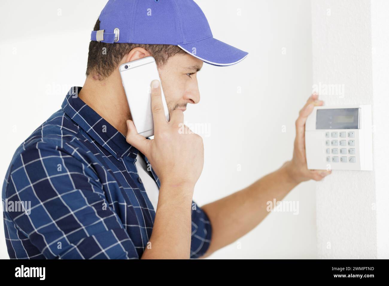 Installing device hi-res stock photography and images - Alamy