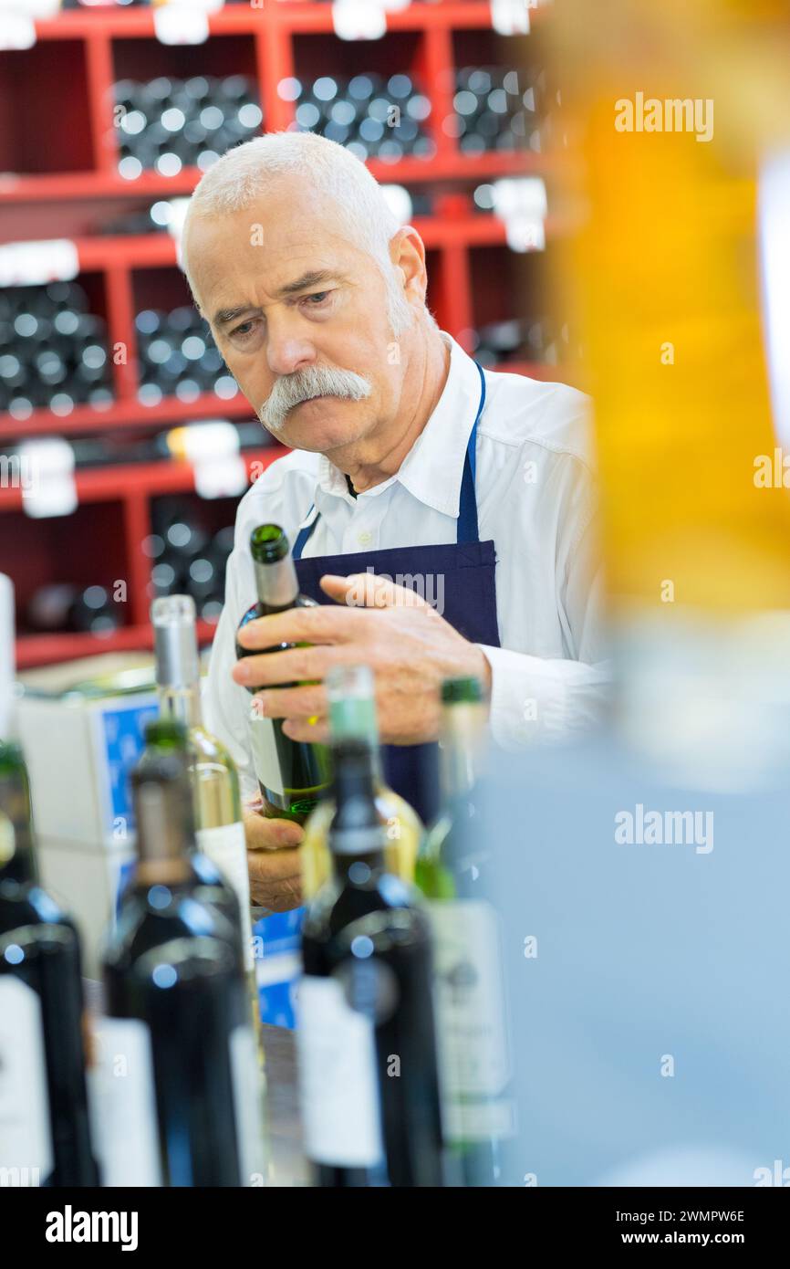 Men working at a vineyard hi-res stock photography and images - Alamy