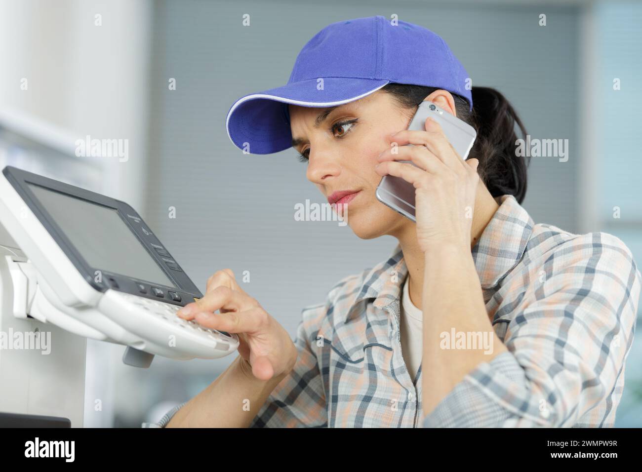 People setting up new office hi-res stock photography and images - Alamy