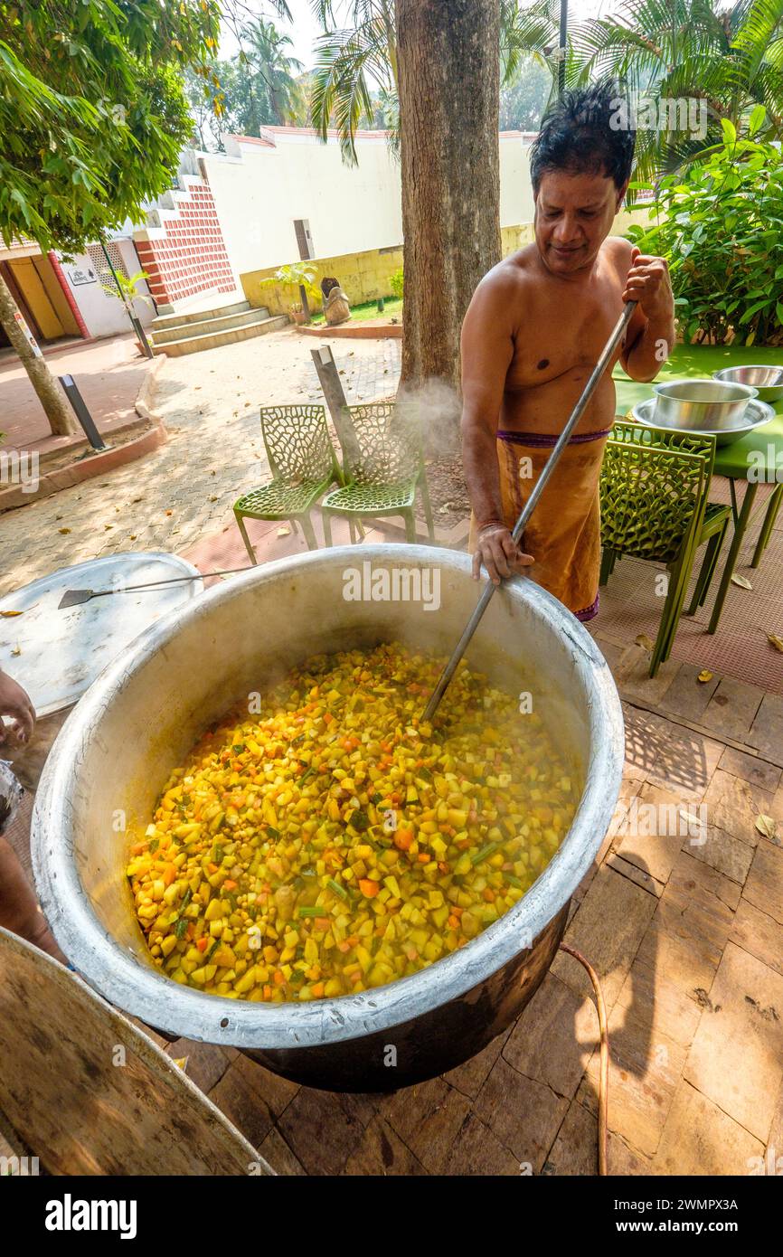 An Indian man mixing a large vat of curry Stock Photo - Alamy