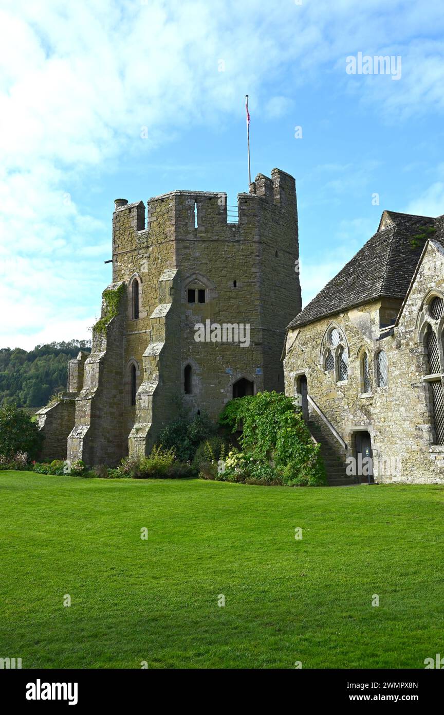 Medieval fortified manor stokesay castle hi-res stock photography and ...