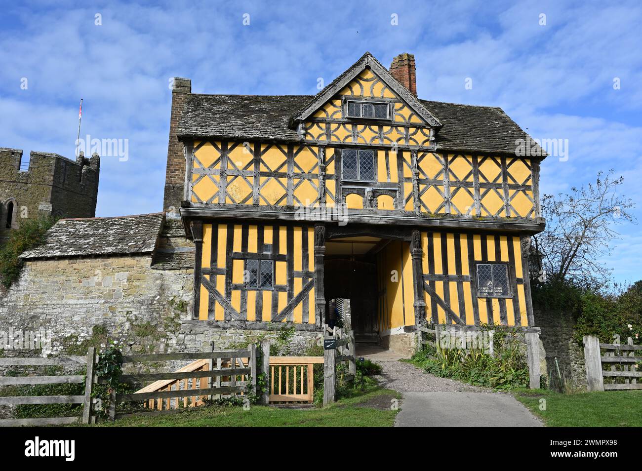 17th century gatehouse hi-res stock photography and images - Alamy