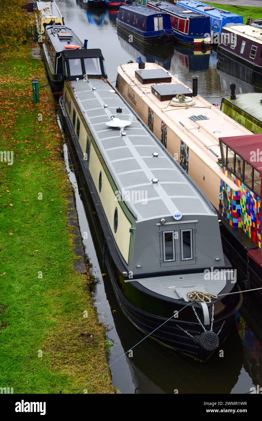 Smart narrowboat hi-res stock photography and images - Alamy