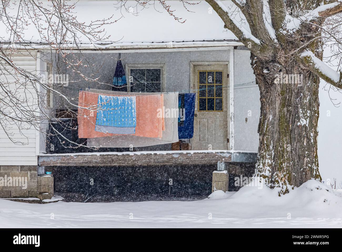 Amish laundry hi-res stock photography and images - Alamy