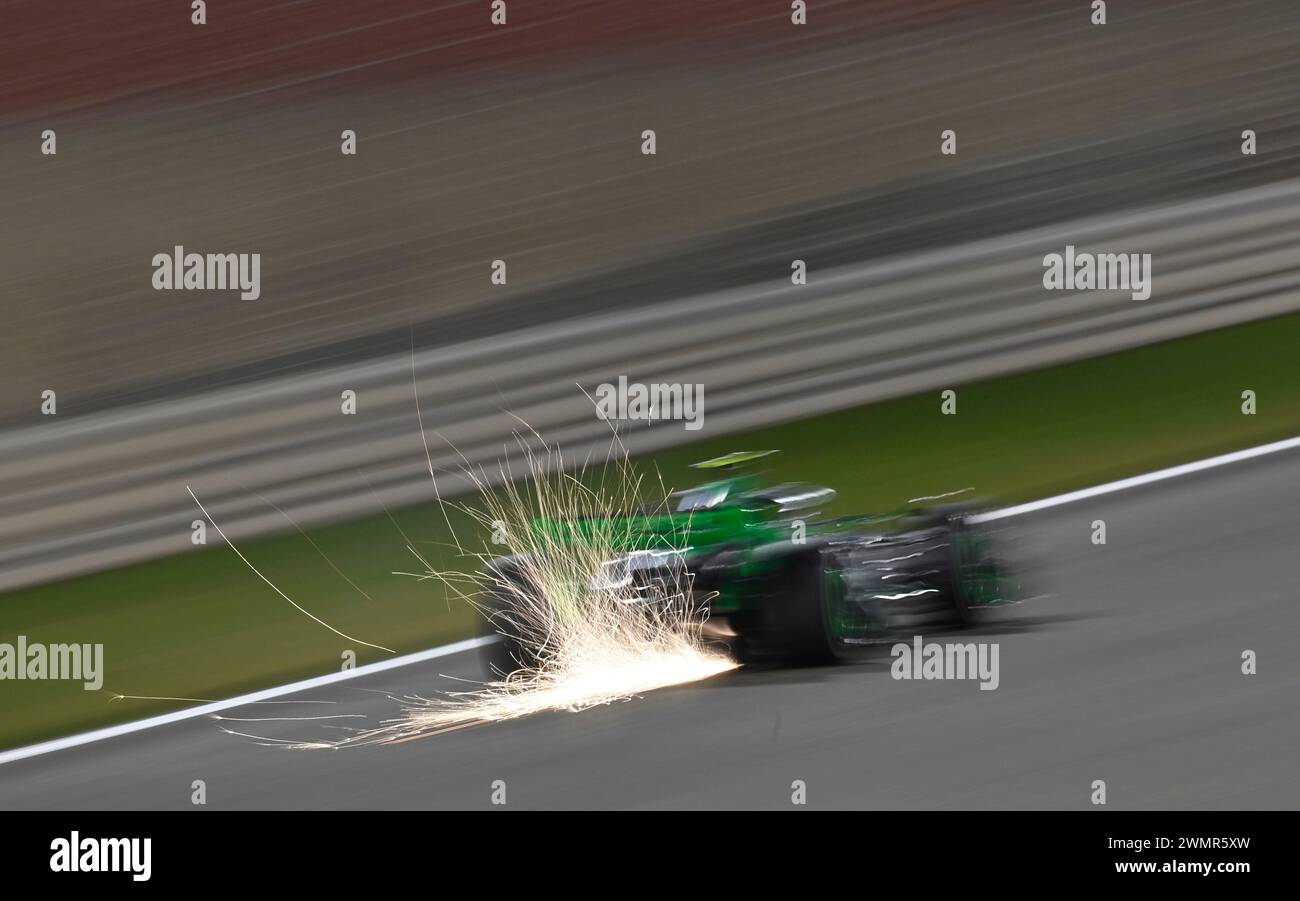 Sparks behind f1 car on track hi-res stock photography and images - Alamy