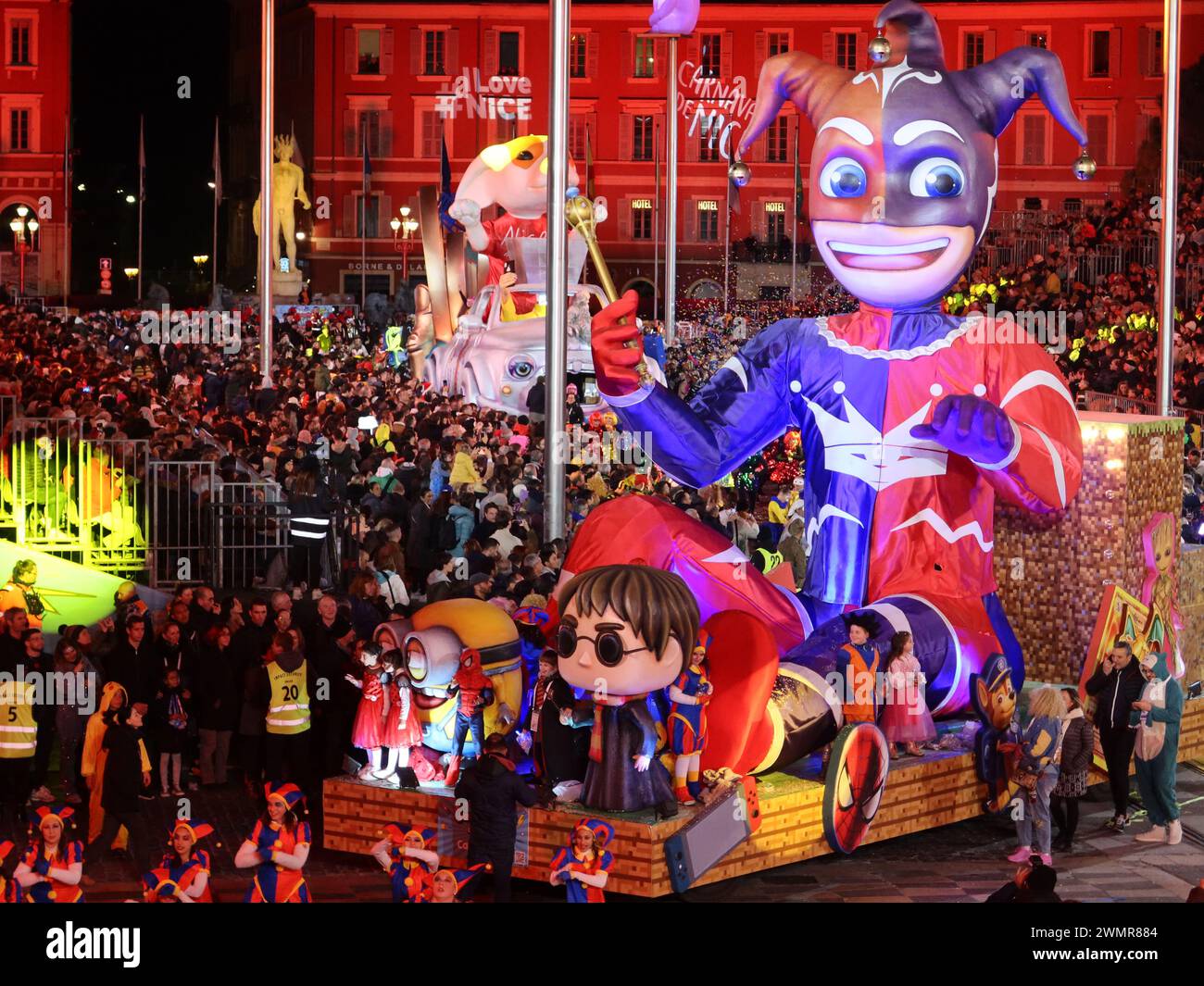 Giant puppets from the world of Pop Culture feature on the decorfloats ...