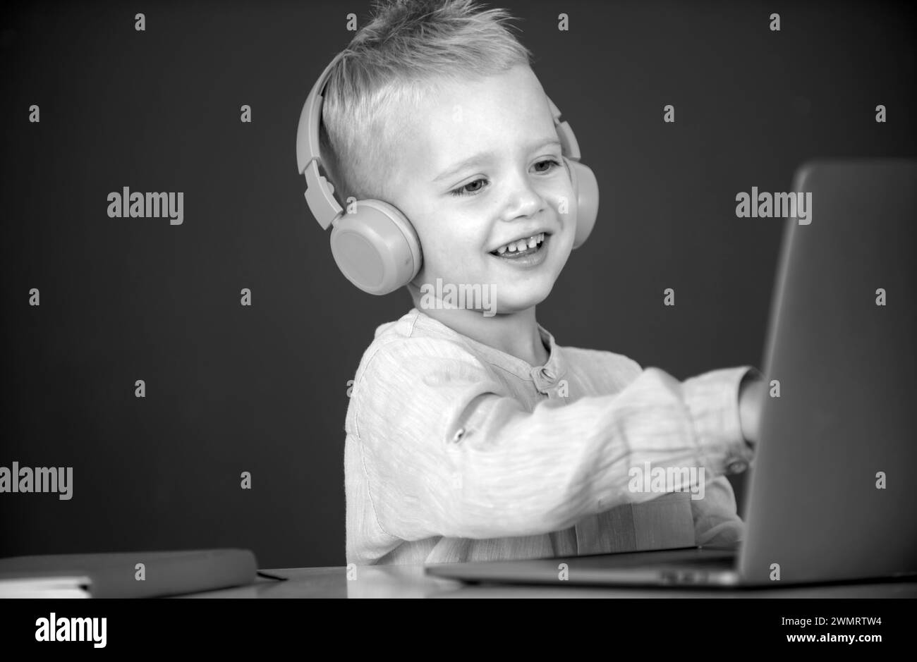 Children using technology Black and White Stock Photos & Images - Alamy
