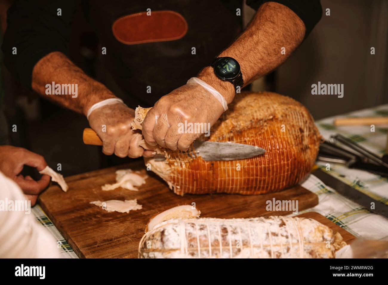 Skilled chef hand-carving a whole cured ham Stock Photo - Alamy