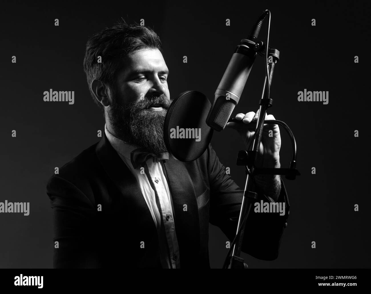 Classic singer. Man singing with music microphone Stock Photo - Alamy