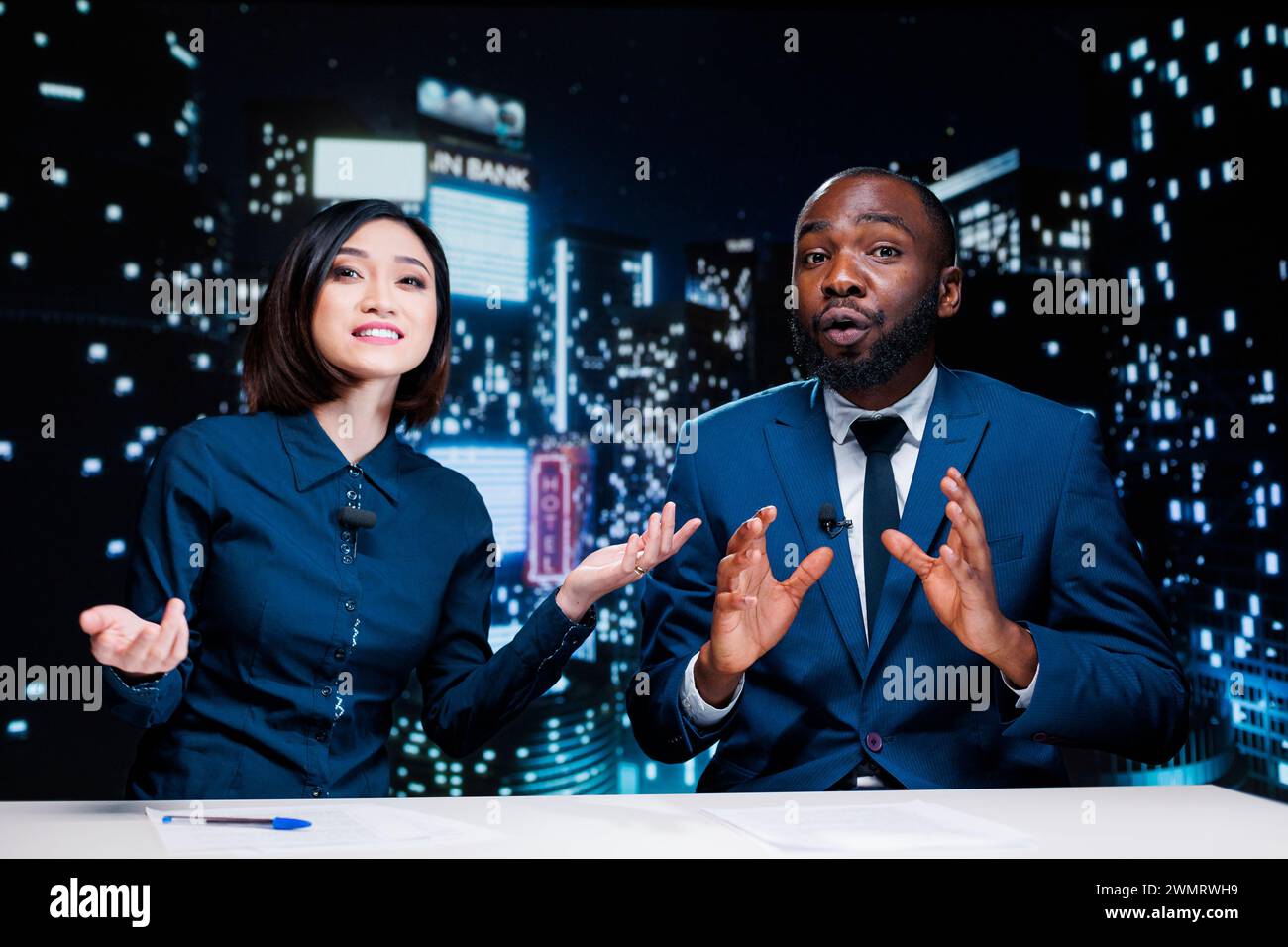 Newscasters tv hi-res stock photography and images - Alamy
