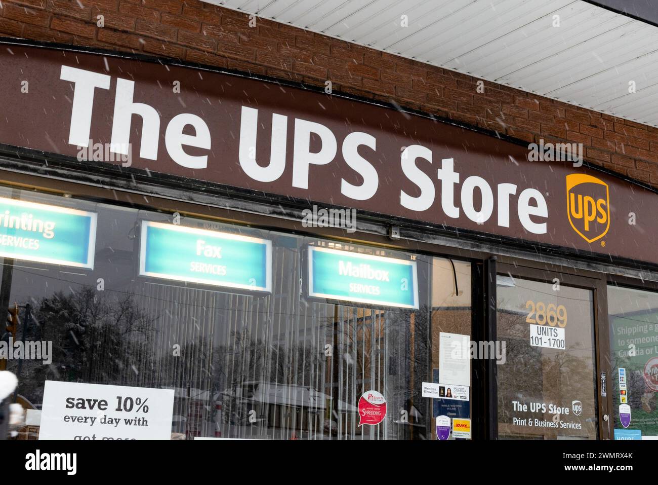 The ups store facade brand hi-res stock photography and images - Alamy