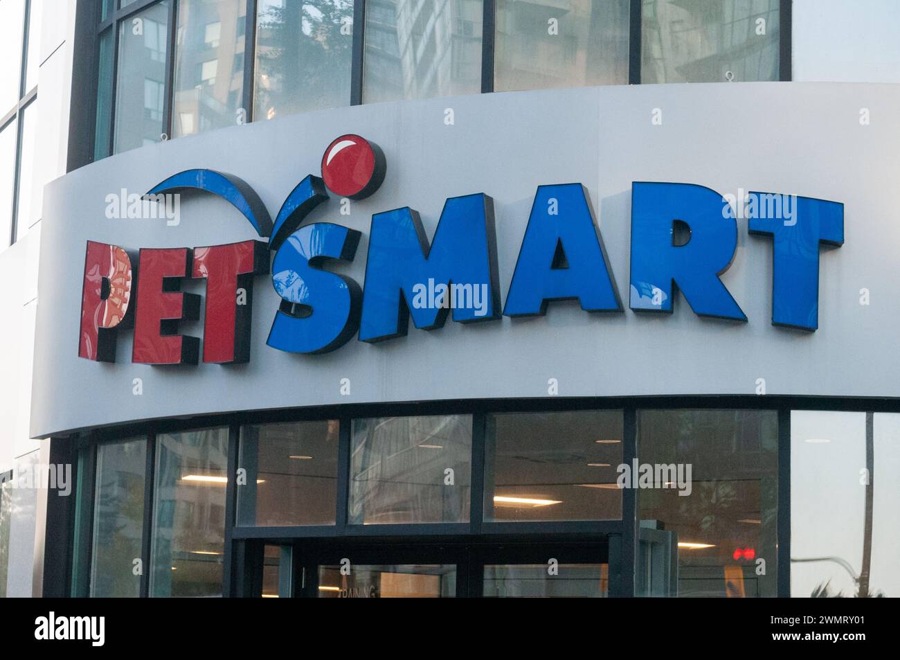 Petsmart building exterior hi-res stock photography and images - Alamy