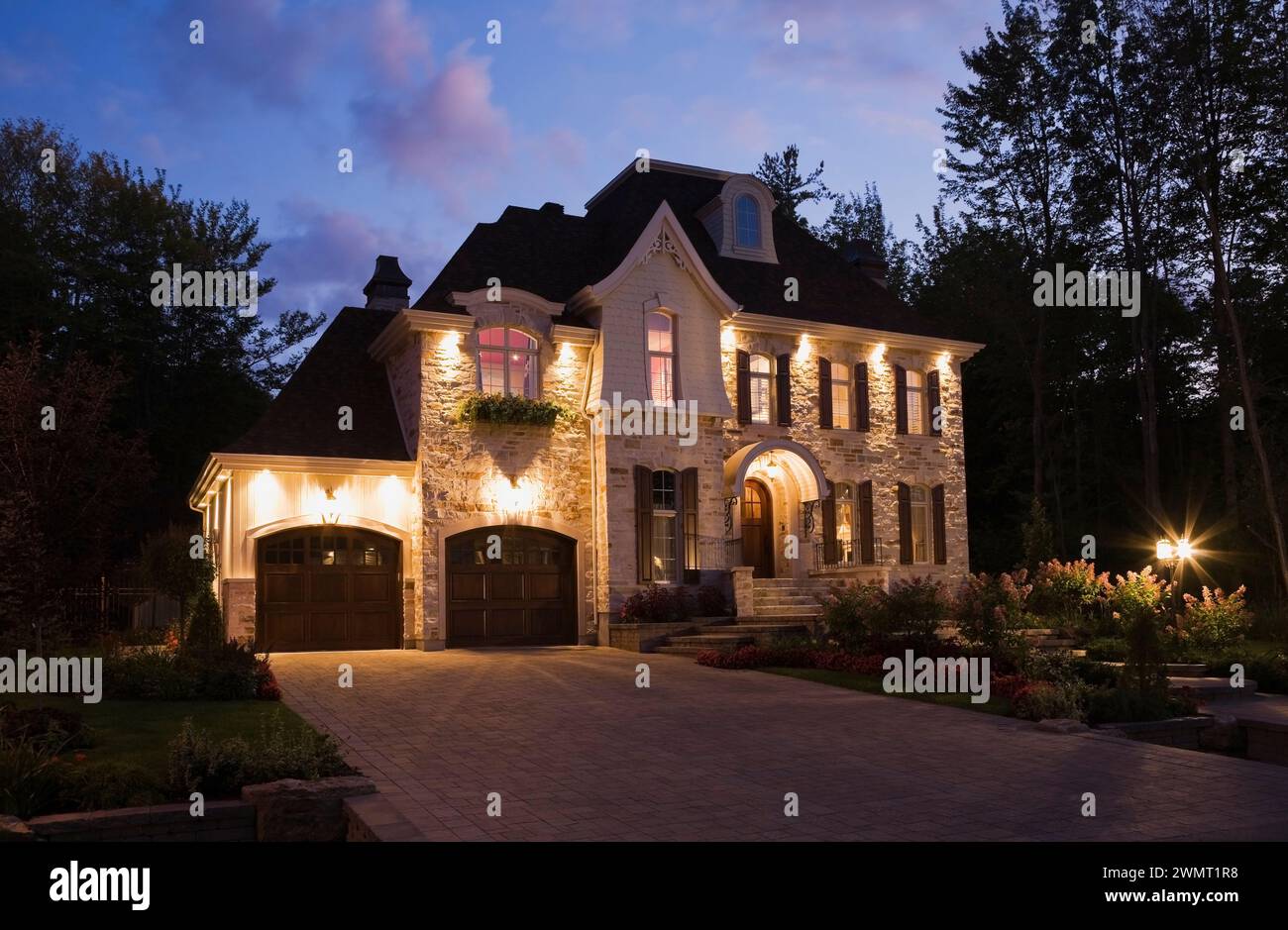 Two story home garage hi-res stock photography and images - Alamy