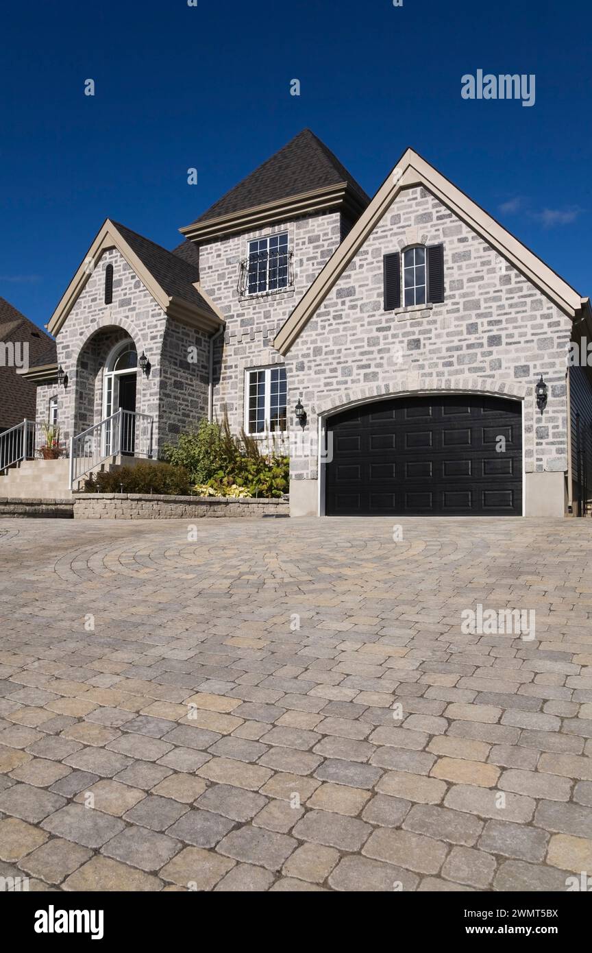 Two story arched entrance hi-res stock photography and images - Alamy