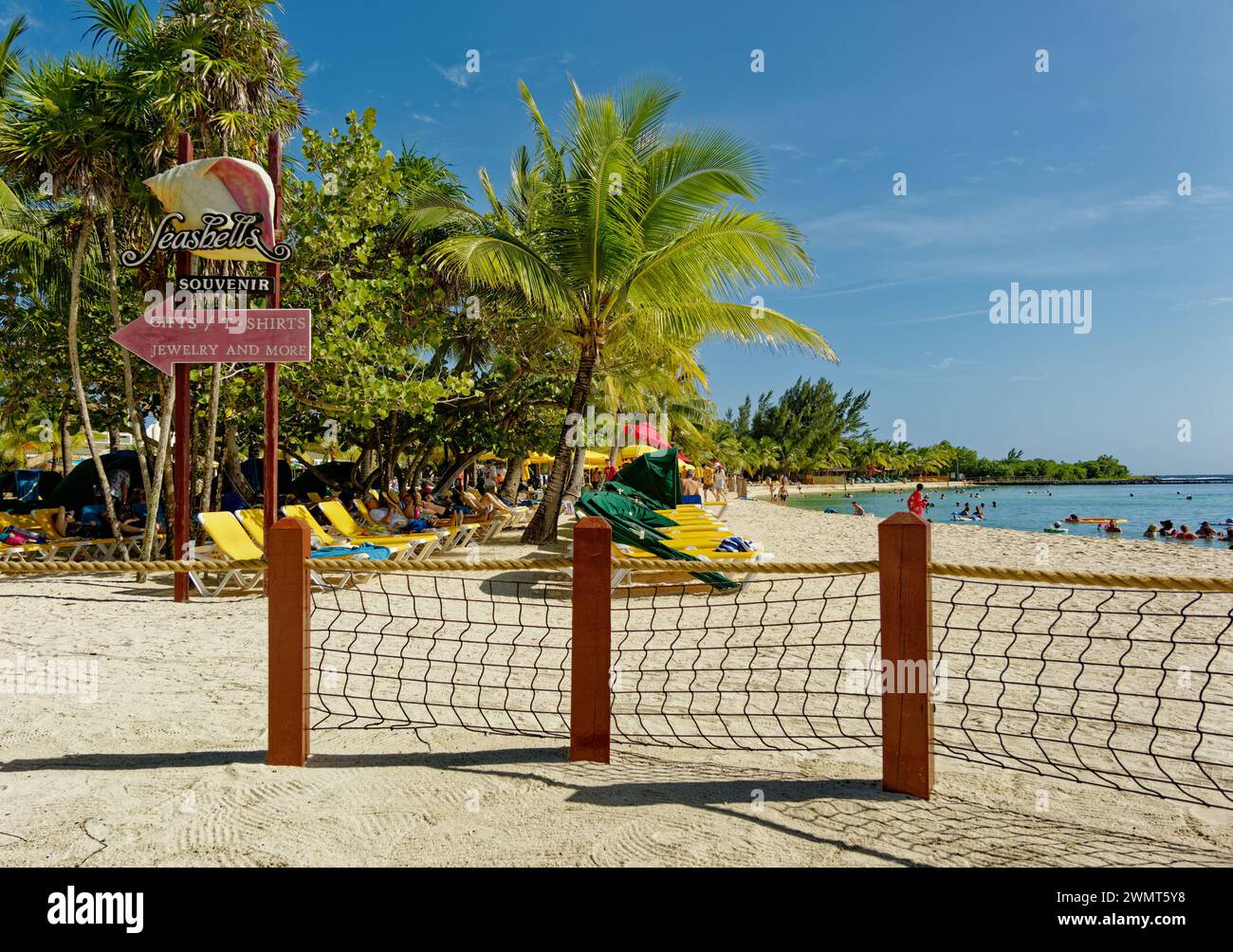 Beach Area at Mahogany Bay in Roatan Stock Photo - Alamy
