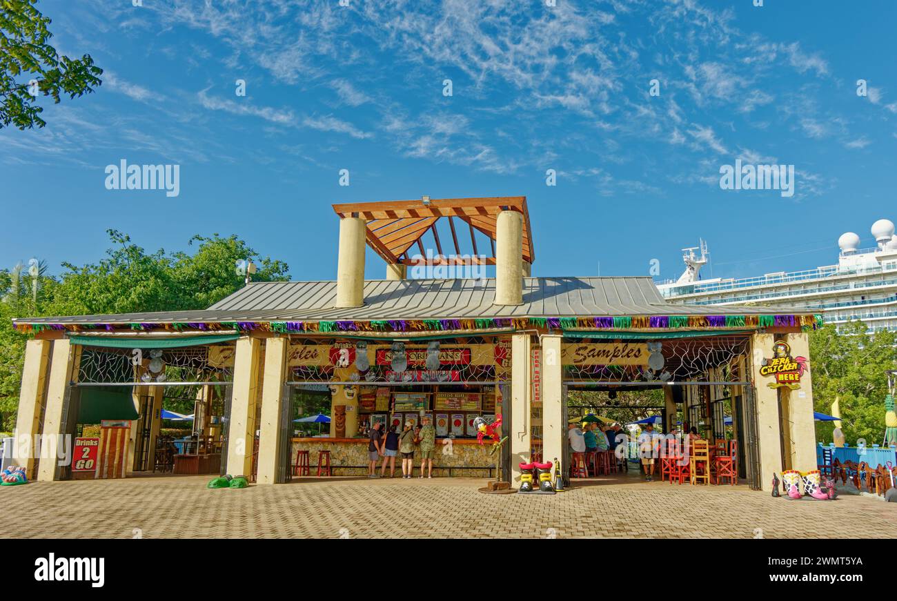 Bar at Mahogany Bay in Roatan Stock Photo - Alamy