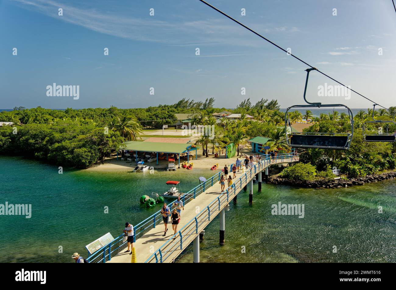 Bridge to Beach in Mahogany Bay in Roatan Stock Photo - Alamy