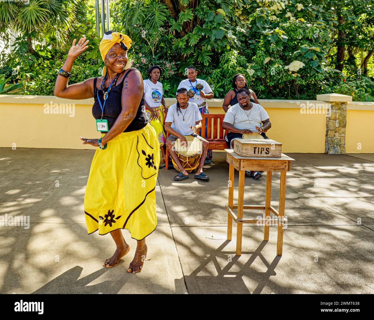 Local Dancer and Musicians at Mahogany Bay in Roatan Stock Photo - Alamy