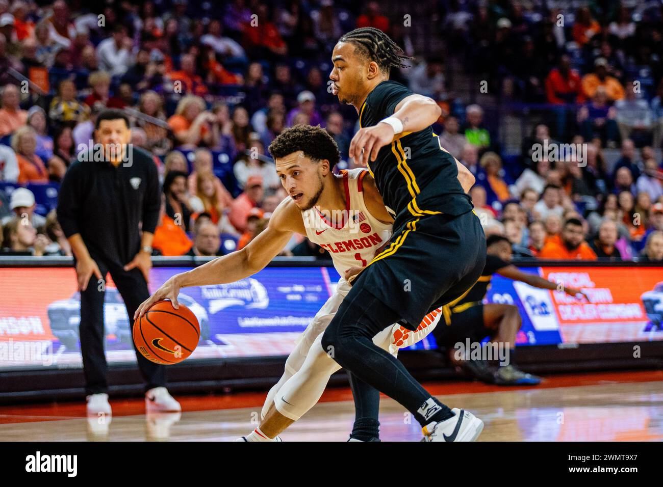 Clemson, SC, USA. 27th Feb, 2024. Clemson Tigers guard Chase Hunter (1 ...