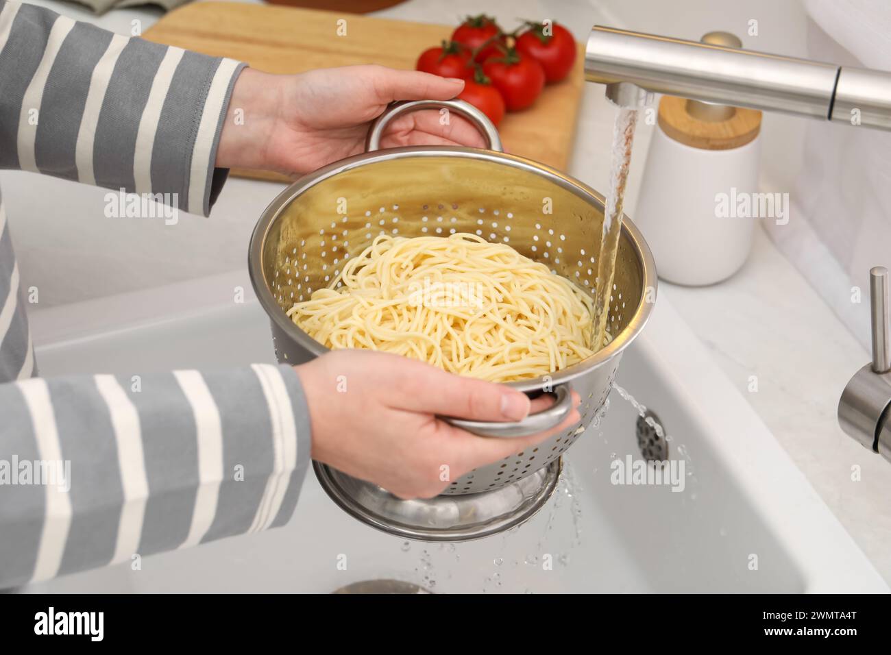 Rinsing pasta hi-res stock photography and images - Alamy