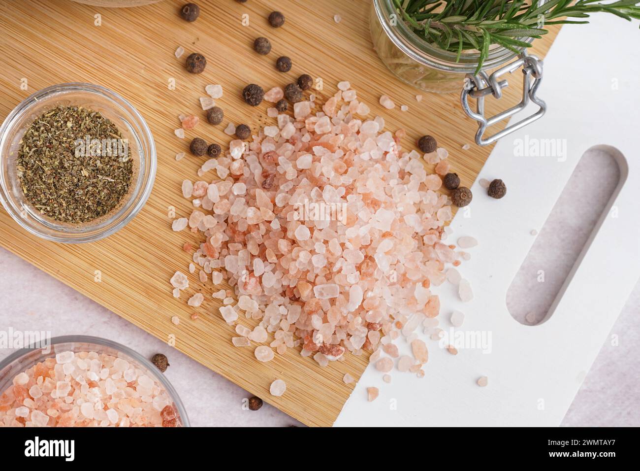 Board with Himalayan pink salt and peppercorn on white background Stock ...