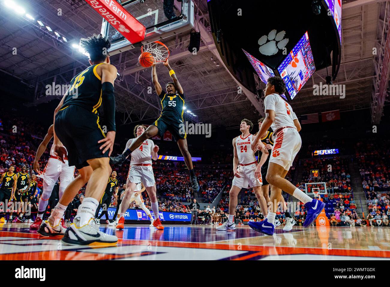 Clemson, SC, USA. 27th Feb, 2024. Pittsburgh Panthers forward Zack ...