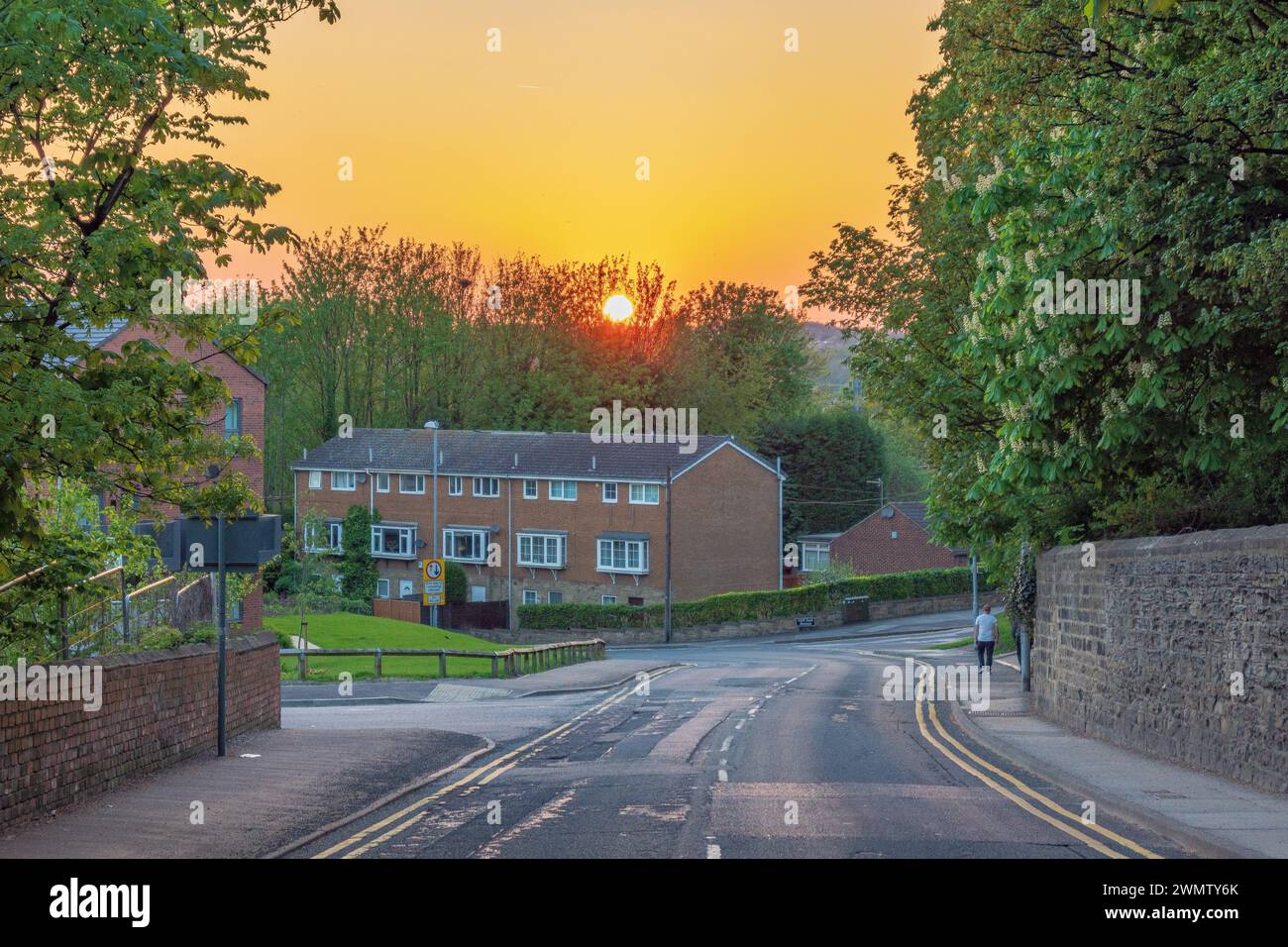 Sun setting behind buildings hi-res stock photography and images - Alamy