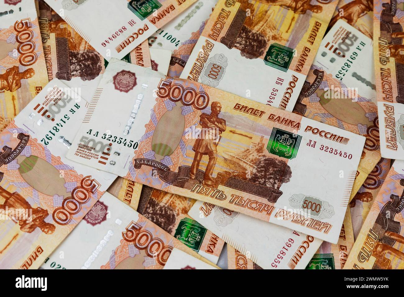 Russian five thousandth banknotes hi-res stock photography and images ...