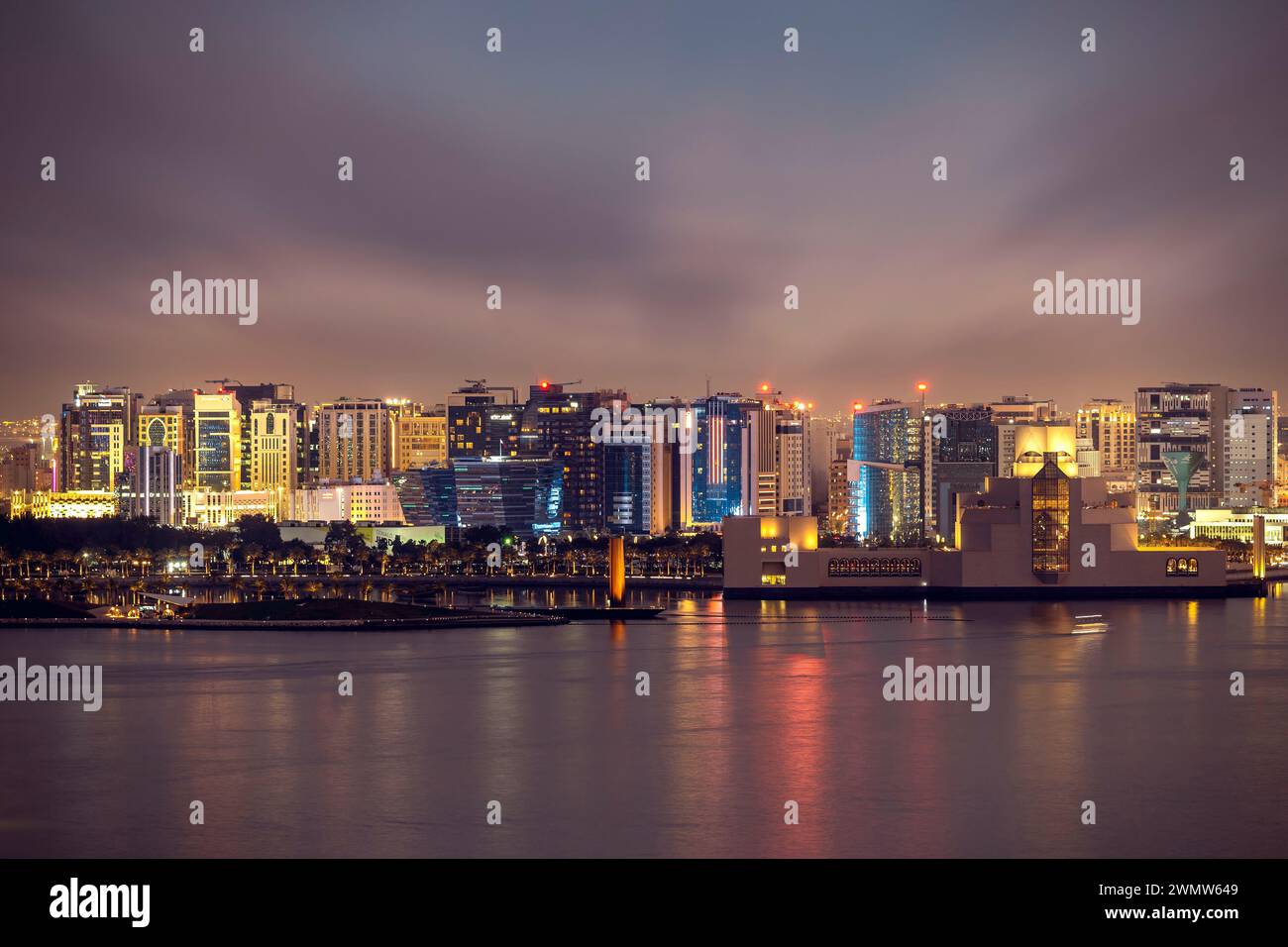 Corniche plaza hi-res stock photography and images - Alamy