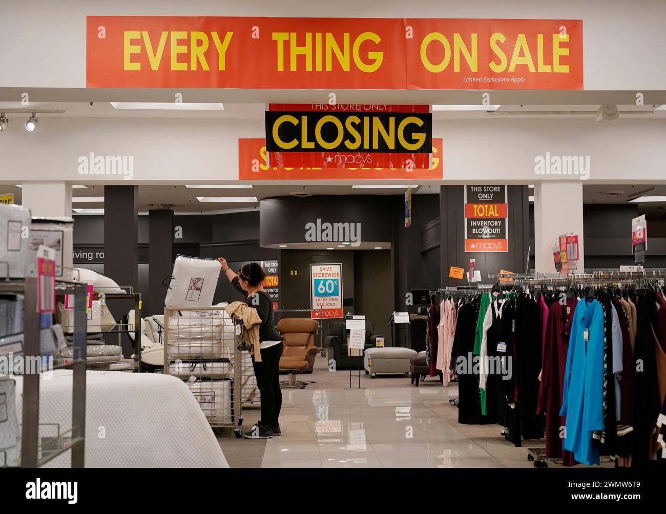 (240228) -- SAN LEANDRO, Feb. 28, 2024 (Xinhua) -- A customer shops at ...