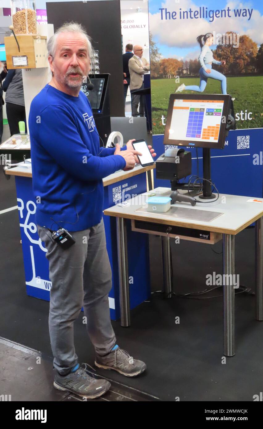 Michael Albert erlaeutert den Journalisten die Funktionen und Vorzuege ...