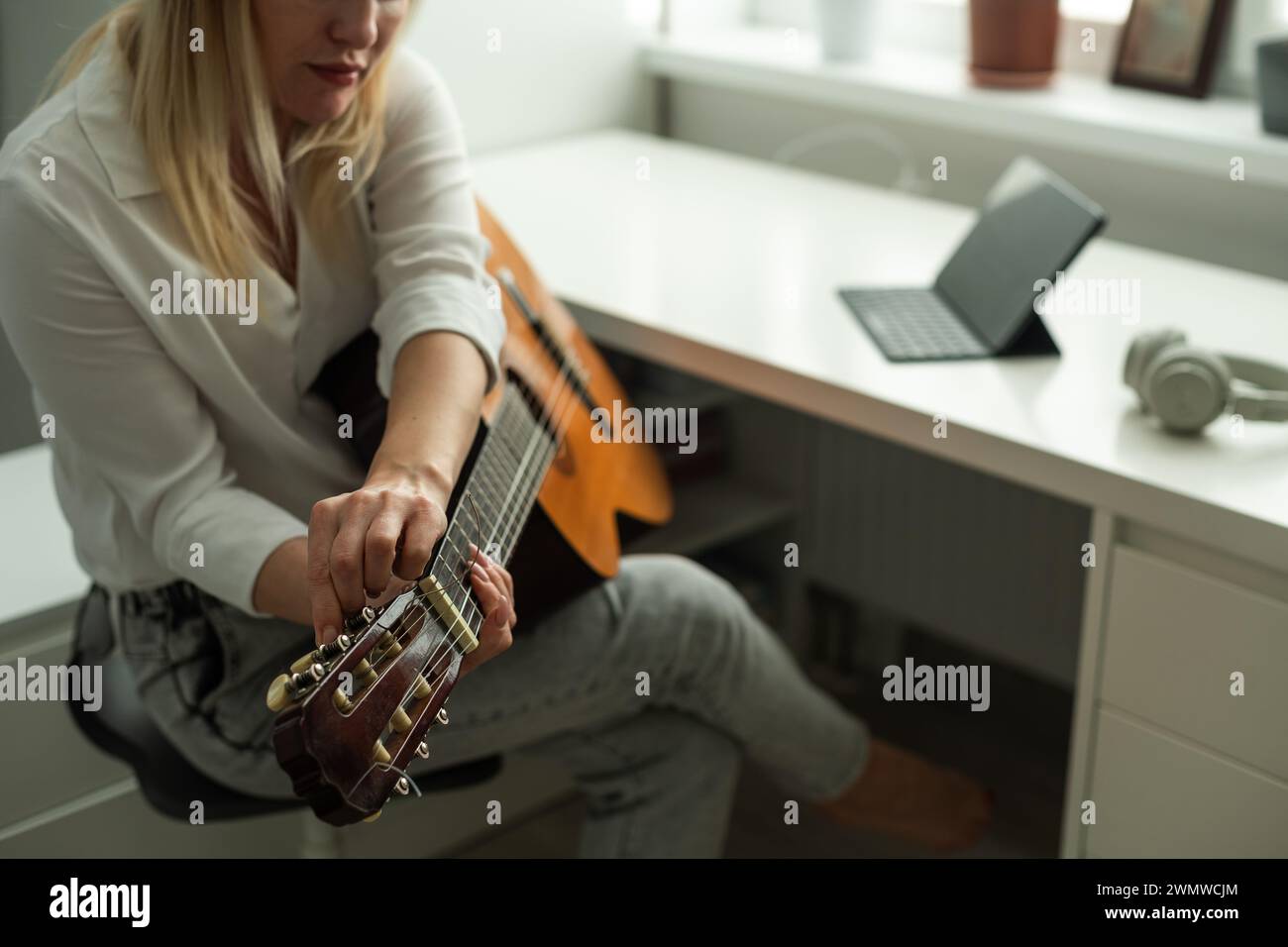 woman blogger live steam playing guitar on social media Stock Photo - Alamy