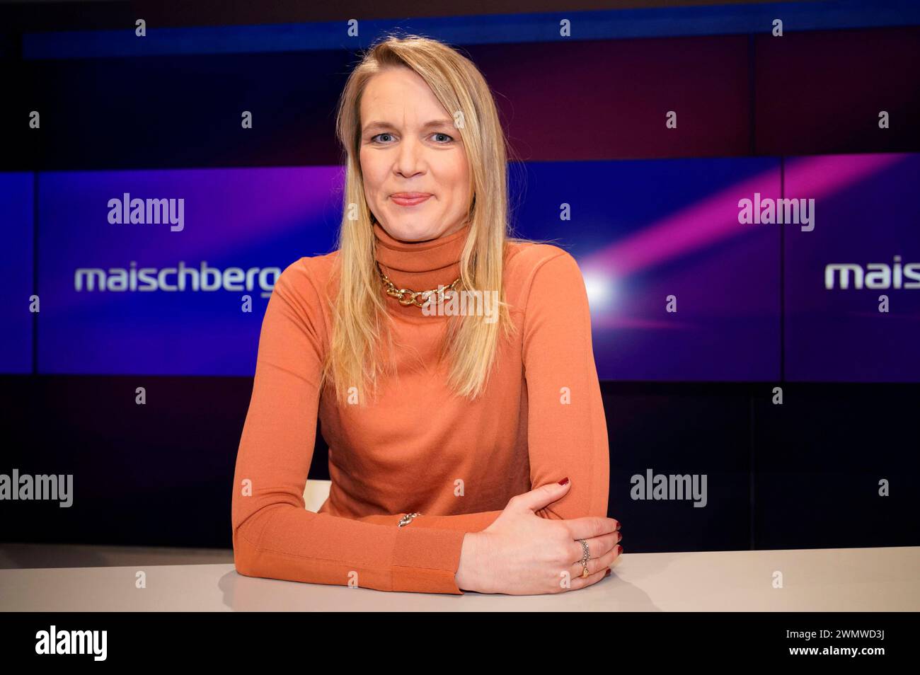 Julie Kurz in der ARD-Talkshow maischberger im Studio Berlin Adlershof ...