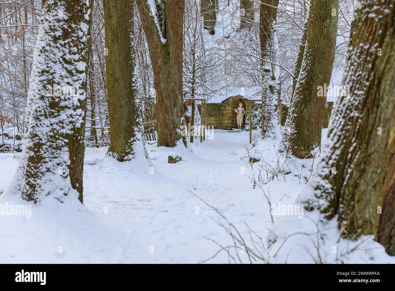 Sichtachse zu einer Frauenskulptur, Winter im Landschaftspark von Schloss Dittersbach ...