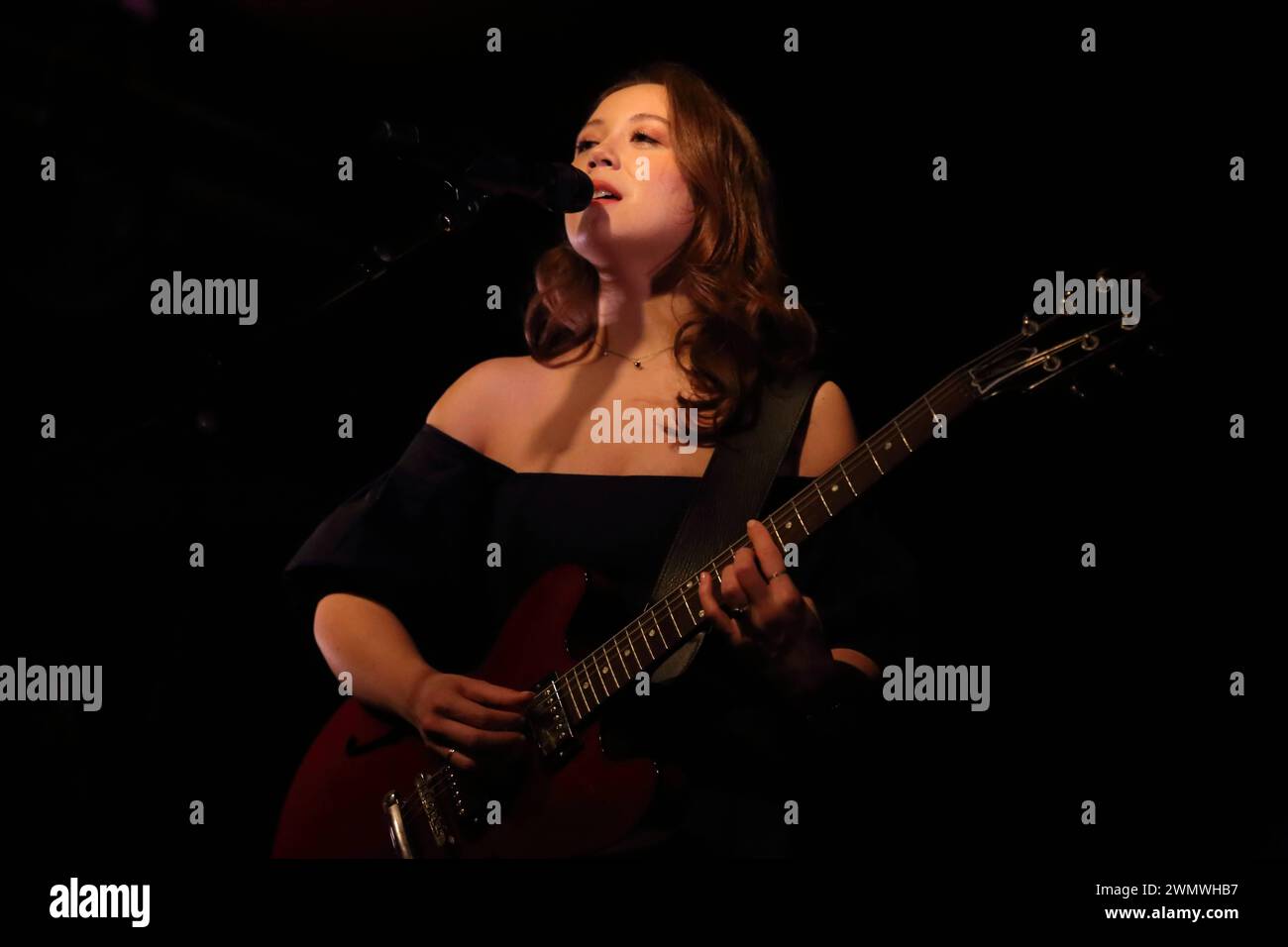 Laufey Lin Jonsdottir alias Laufey bei einem Konzert im Astra ...