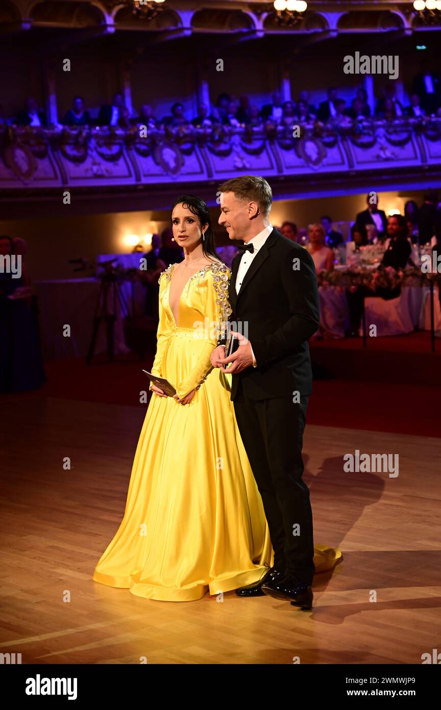 Stephanie Stumph und Tom Wlaschiha beim 16. SemperOpernball 2024 in der ...