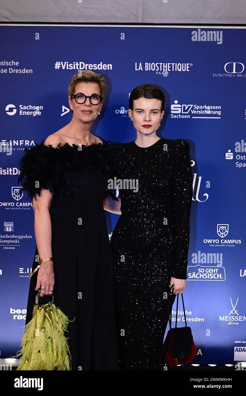 Andrea Eggert mit Tochter Edda mit Begleitung beim 16. SemperOpernball ...