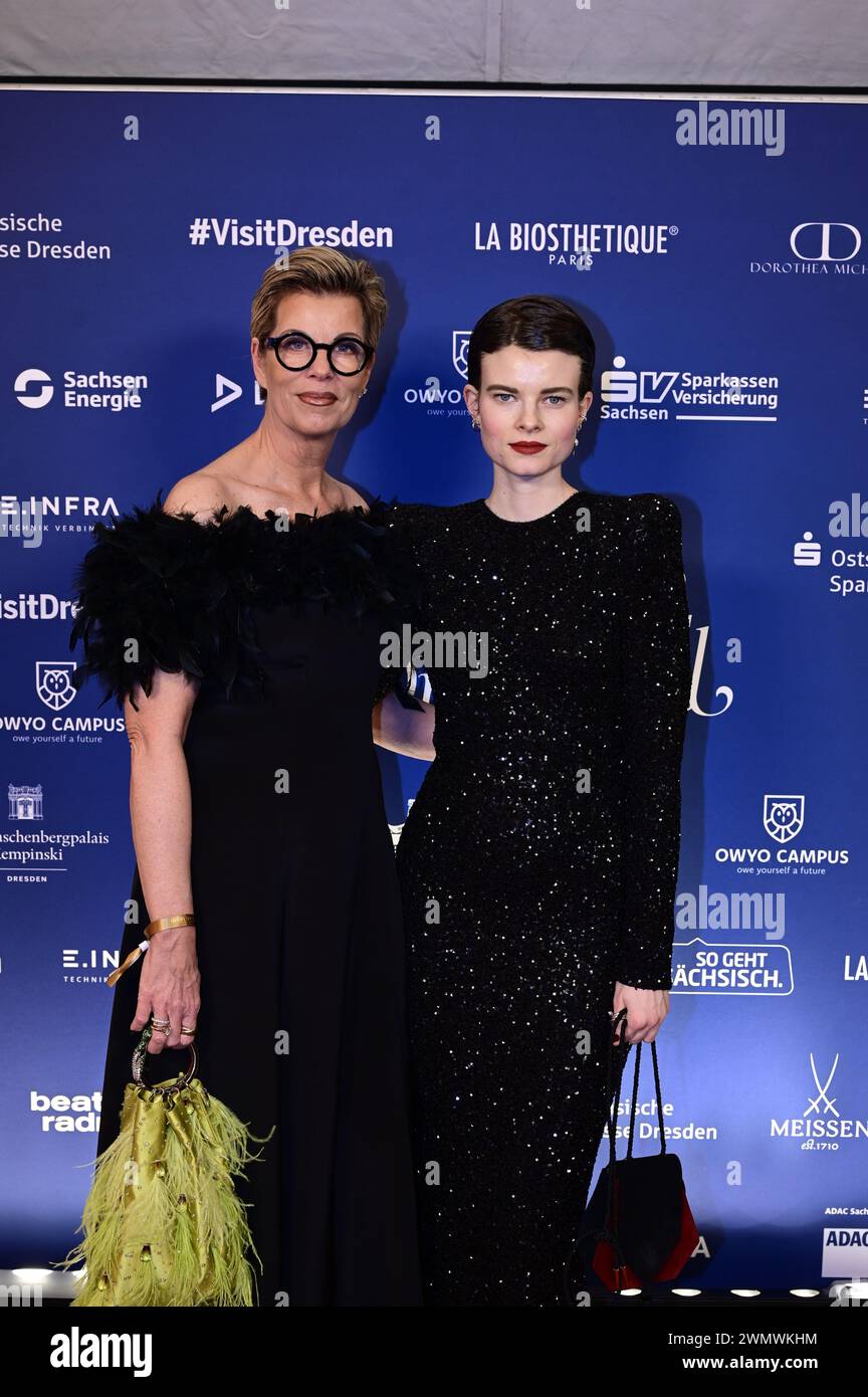 Andrea Eggert mit Tochter Edda mit Begleitung beim 16. SemperOpernball ...