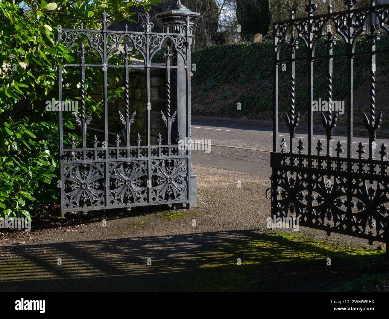 Black gates hi-res stock photography and images - Alamy