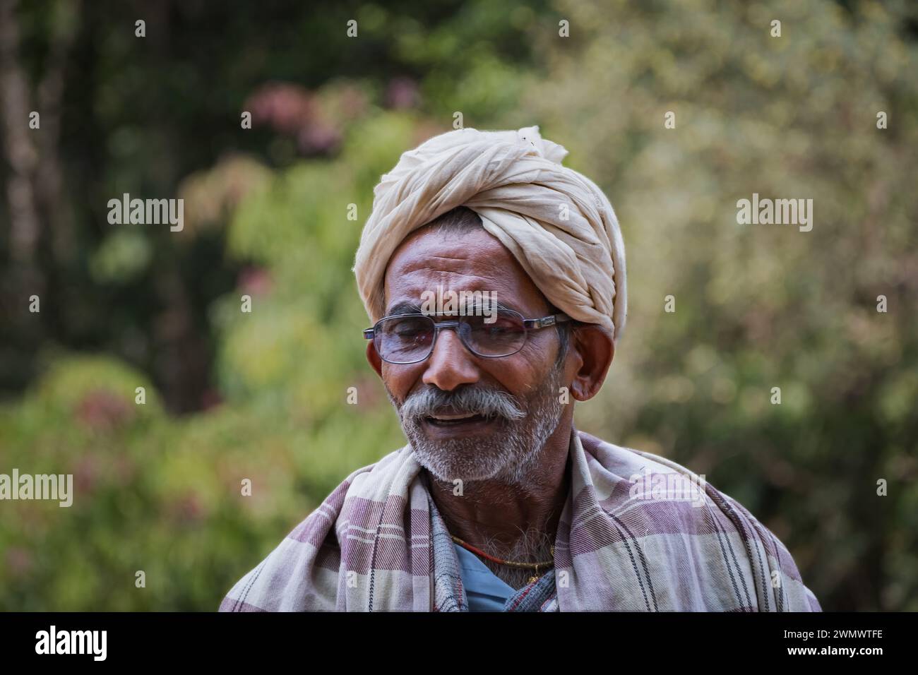 Portrait of a Old Hindu man in white turban in Maharashtra India ...