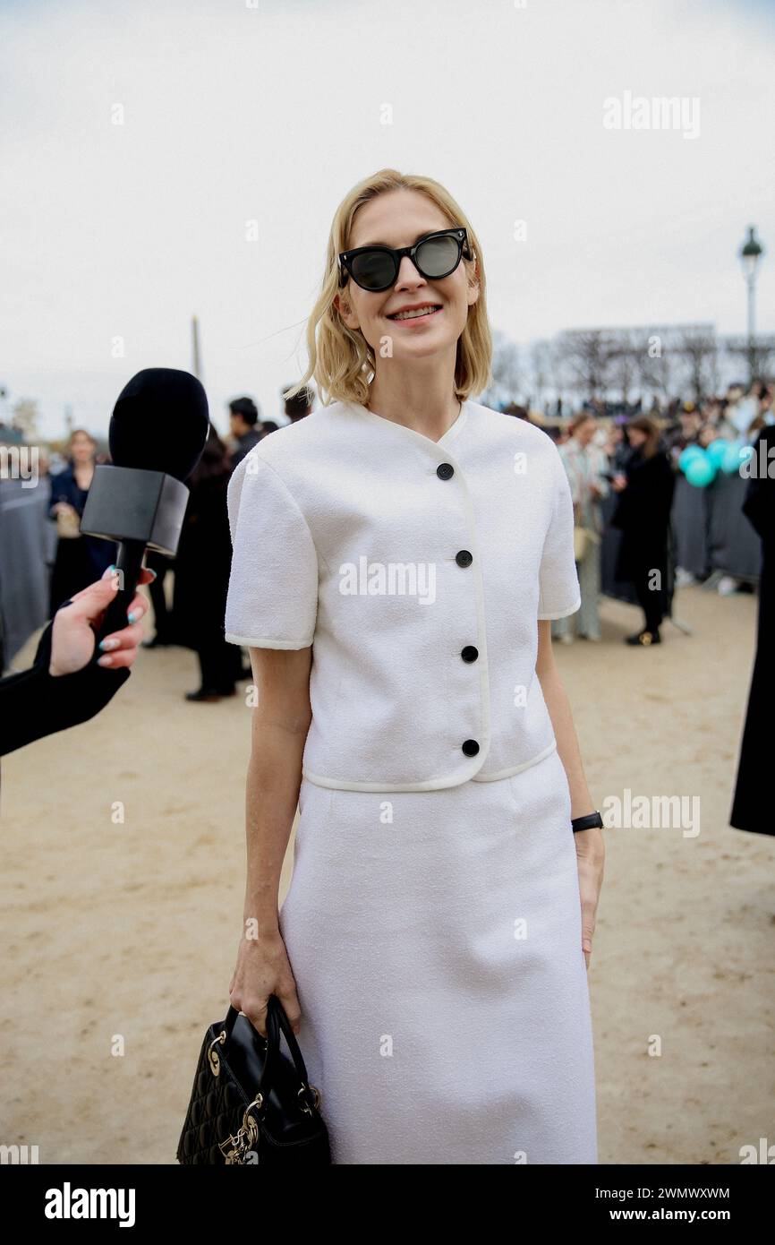 Paris, France. 27th Feb, 2024. Street style, Kelly Rutherford arriving ...