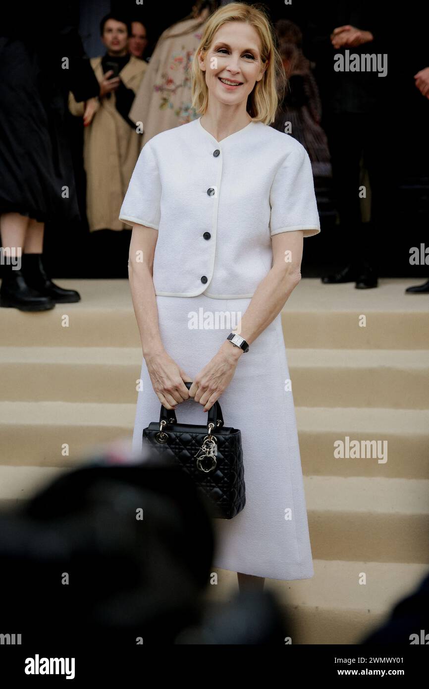 Paris, France. 27th Feb, 2024. Street style, Kelly Rutherford arriving ...