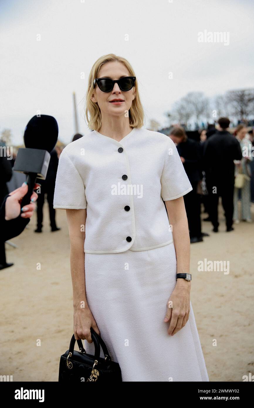 Paris, France. 27th Feb, 2024. Street style, Kelly Rutherford arriving ...