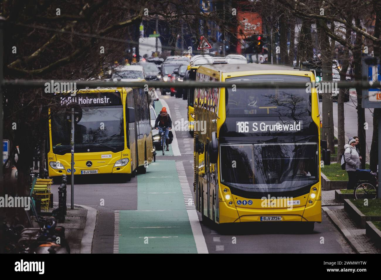 Zwei Busse der BVG fahren entlang der Schlossstrasse in Berlin, 27.02. ...