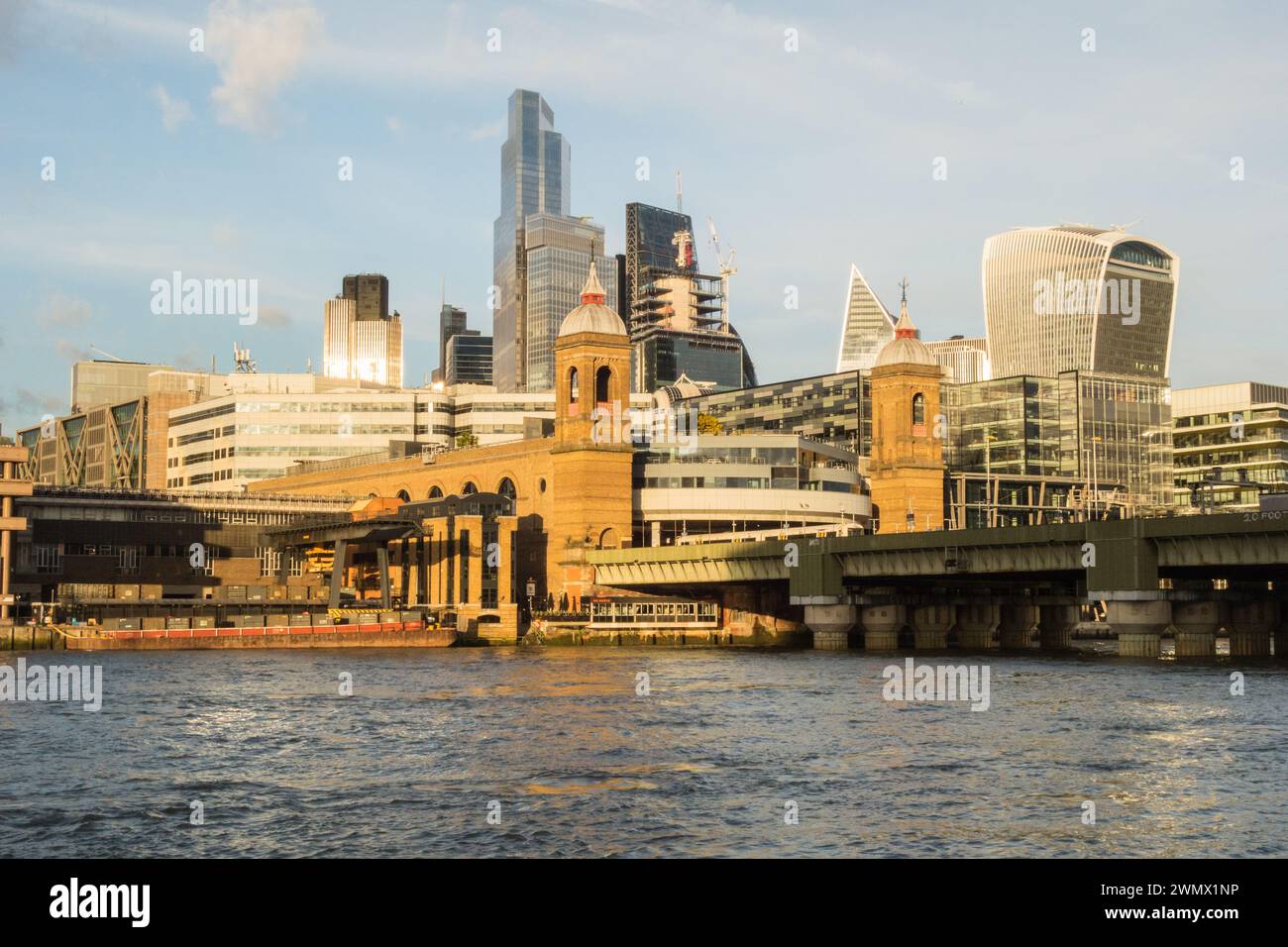 Grey sky city buildings london street hi-res stock photography and ...