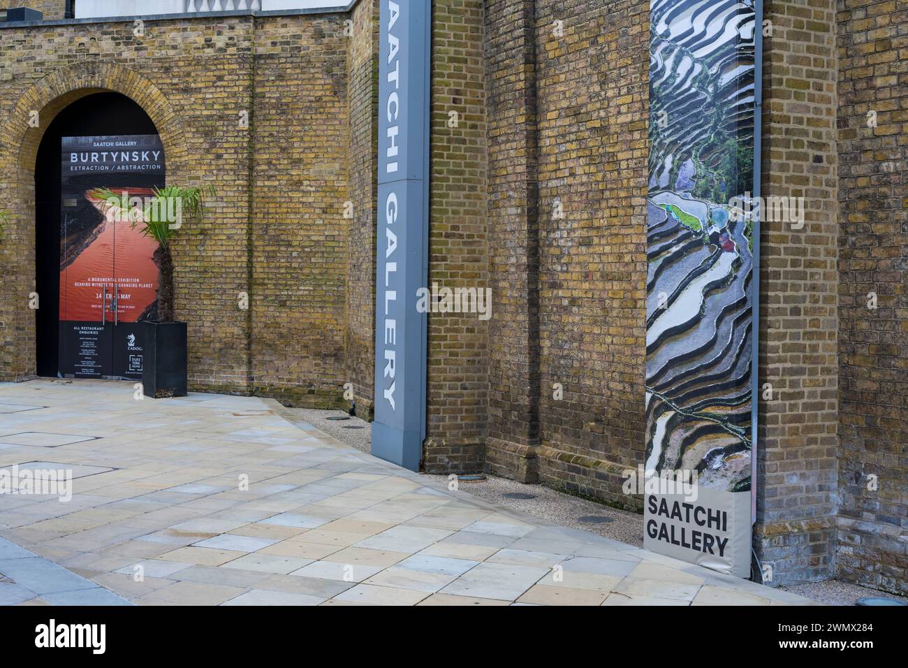 Saatchi gallery exterior hi-res stock photography and images - Alamy