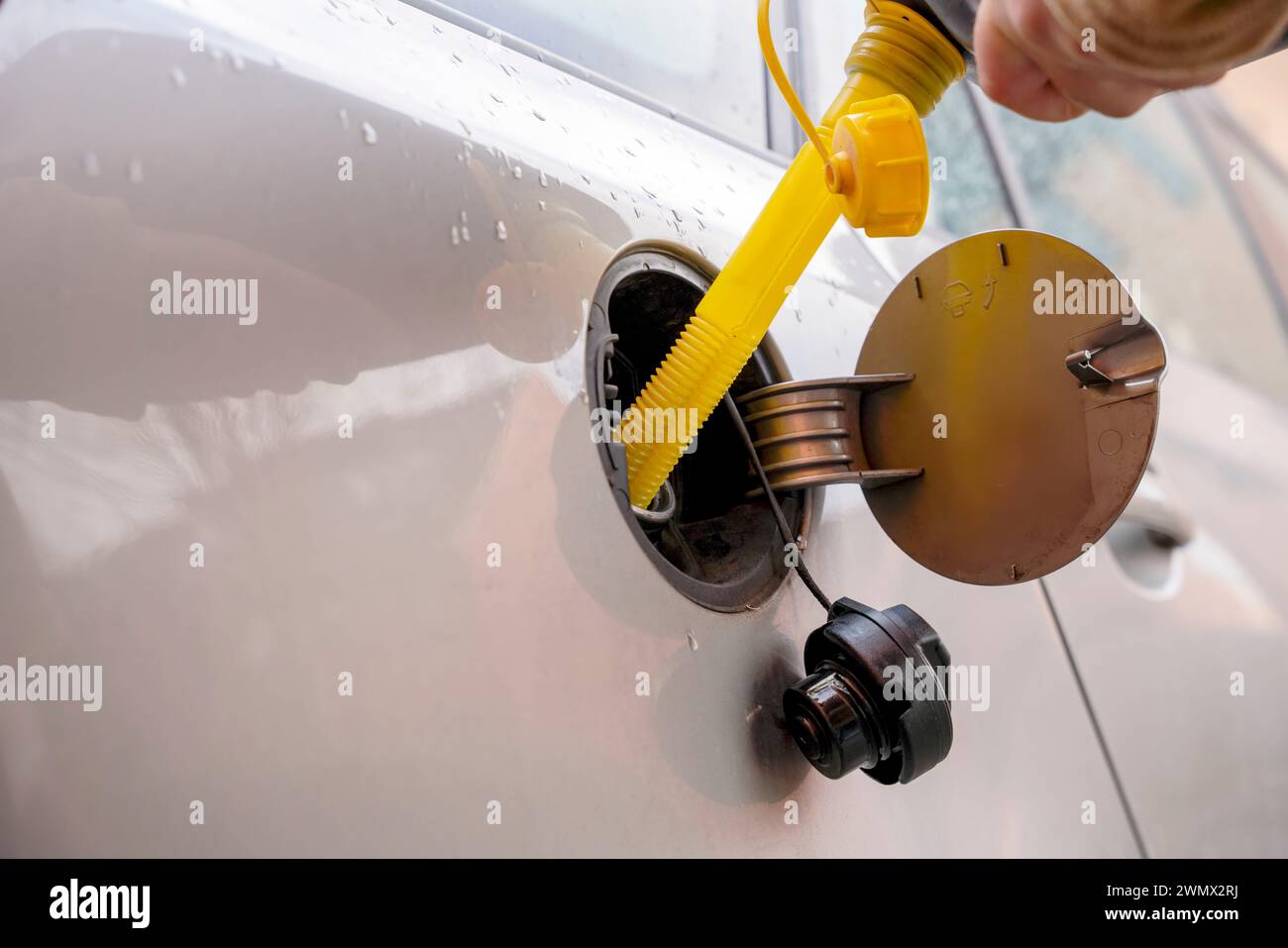 Tank almost empty hi-res stock photography and images - Alamy