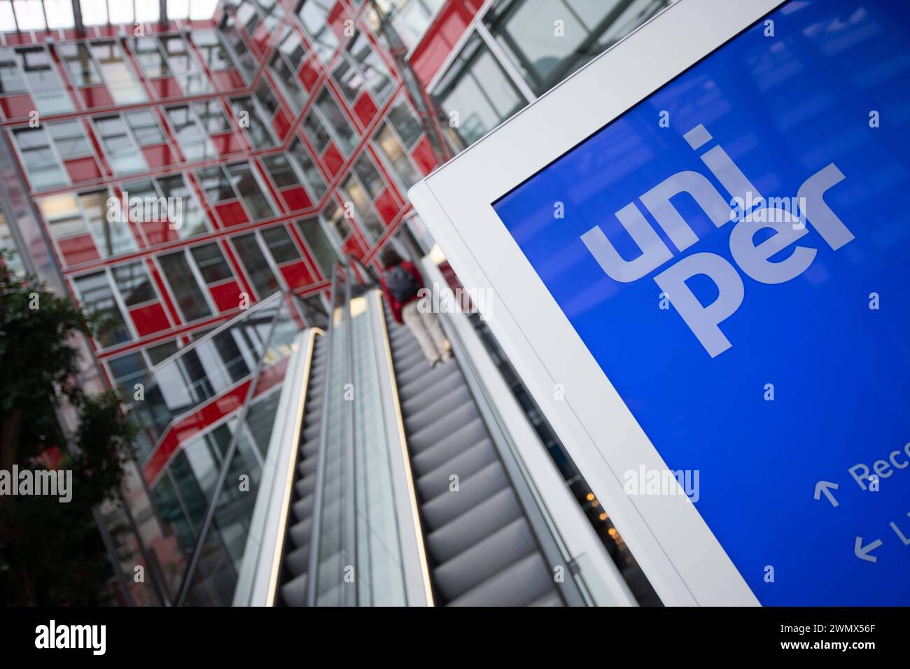 Die Konzernzentrale der Uniper in Duesseldorf, Firmenlogo, allgemein ...